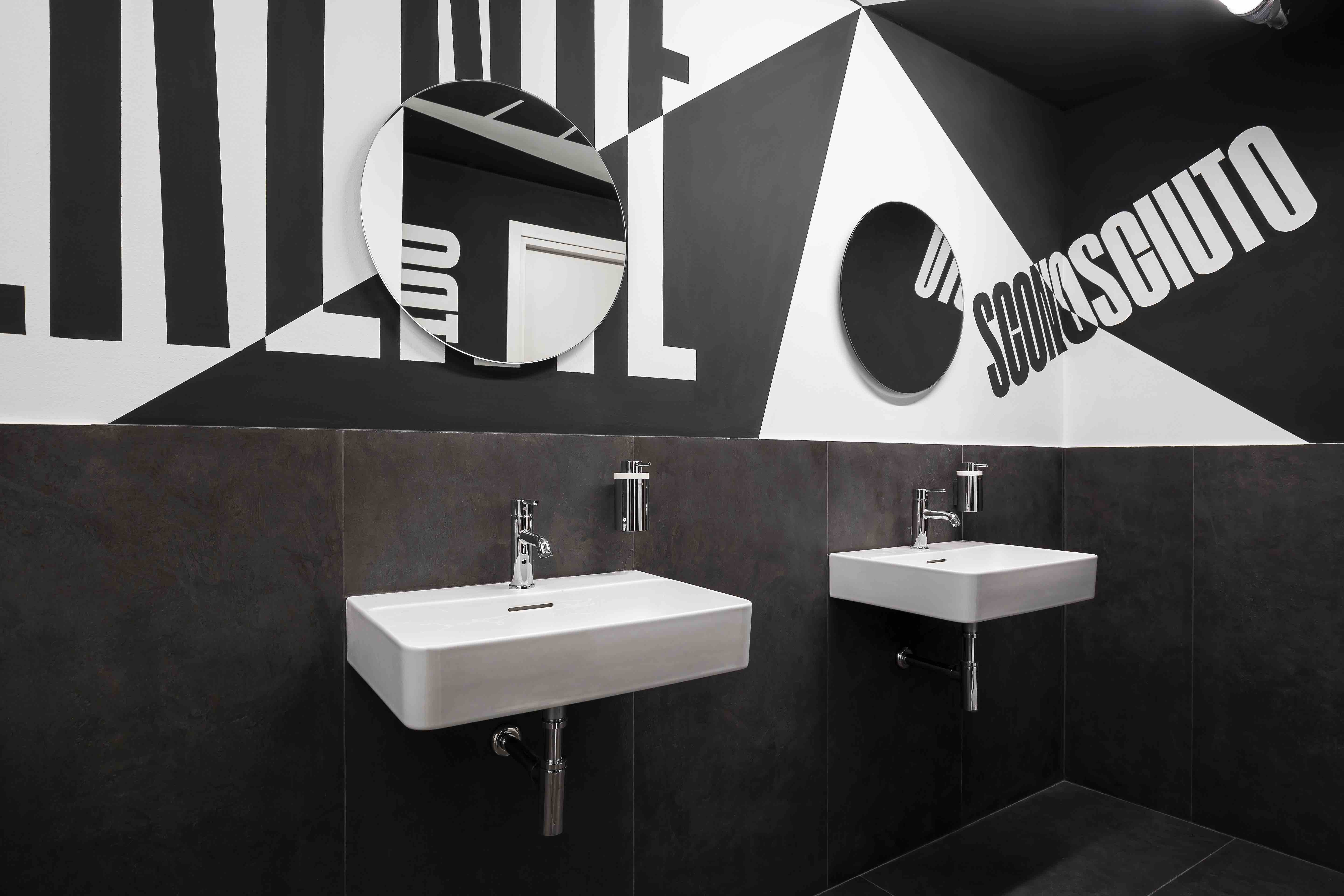 Crowd Restroom at the Arcimboldi Theatre | Novacolor