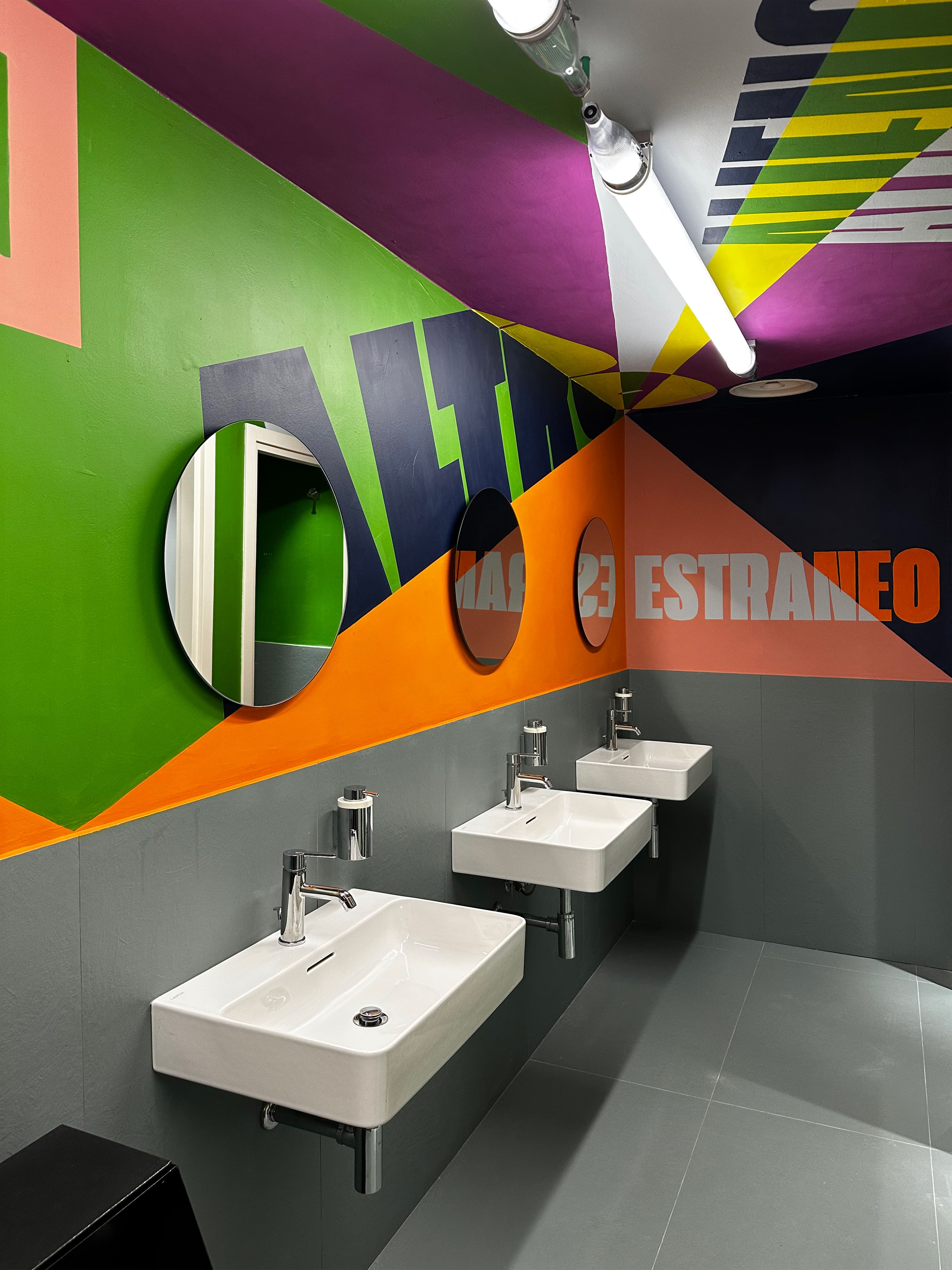 Crowd Restroom at the Arcimboldi Theatre | Novacolor