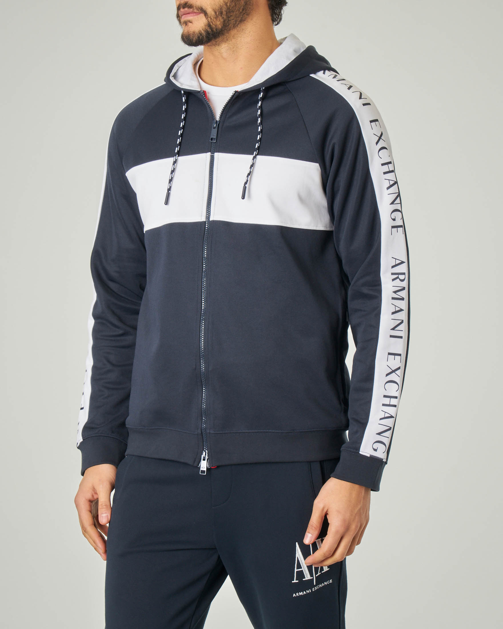 Felpa blu con cappuccio e chiusura zip con bande porta logo ... Felpa blu con cappuccio e chiusura zip con bande porta logo ...
