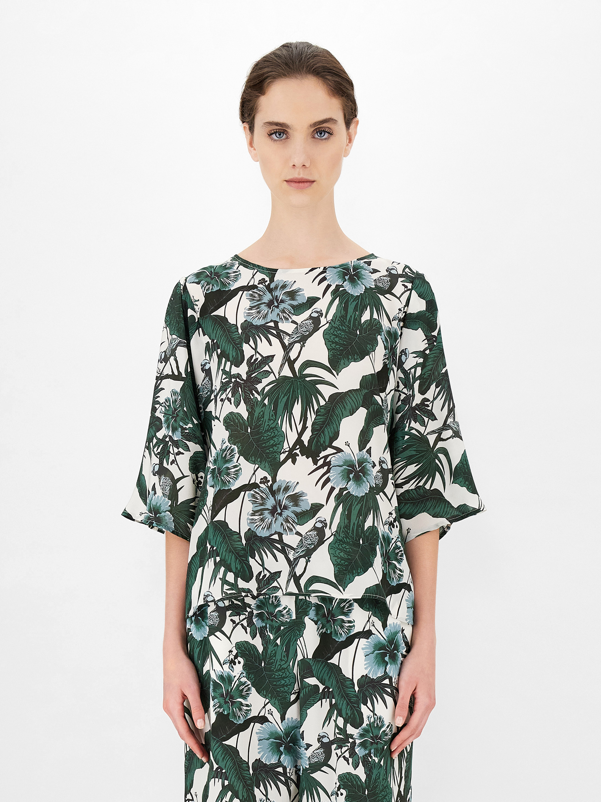 Blusa in seta a stampa giungla verde con maniche tre quarti