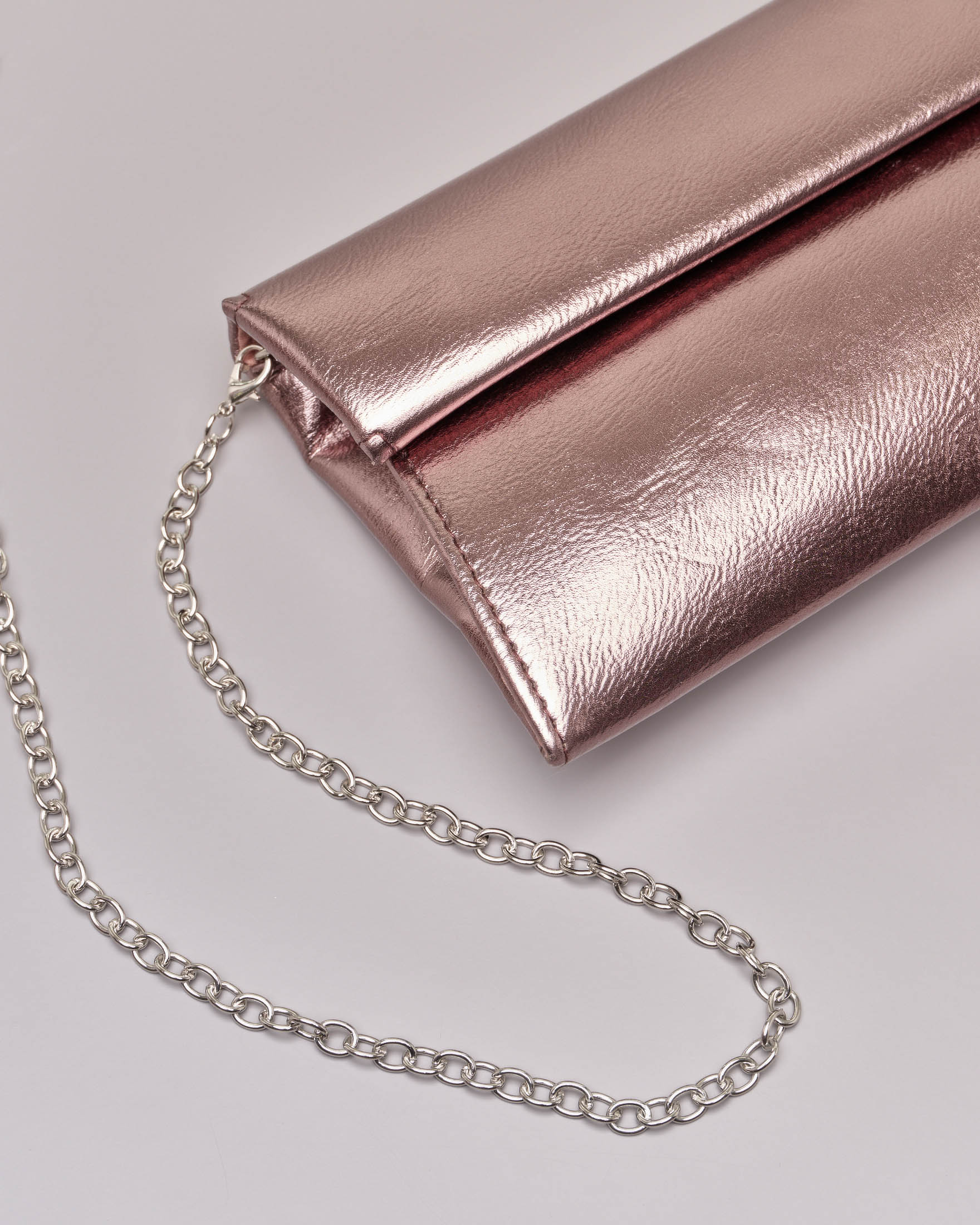 Pochette color peltro a busta in ecopelle effetto laminato