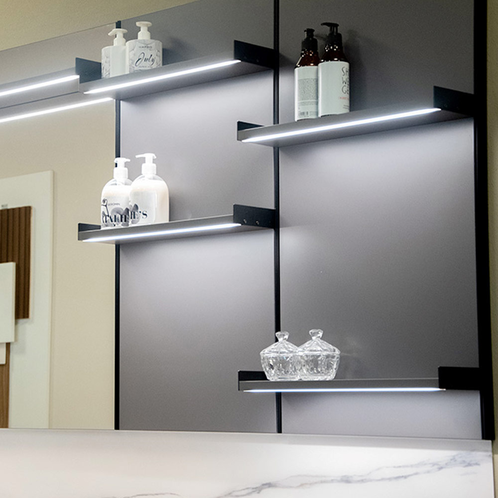 Boiserie libreria con mensole nere Gruppo Geromin | Gaia Interni