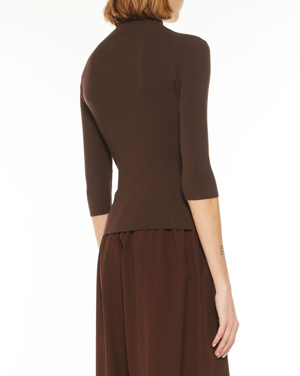 Maglia color testa di moro in viscosa a costine con collo a lupetto e ...