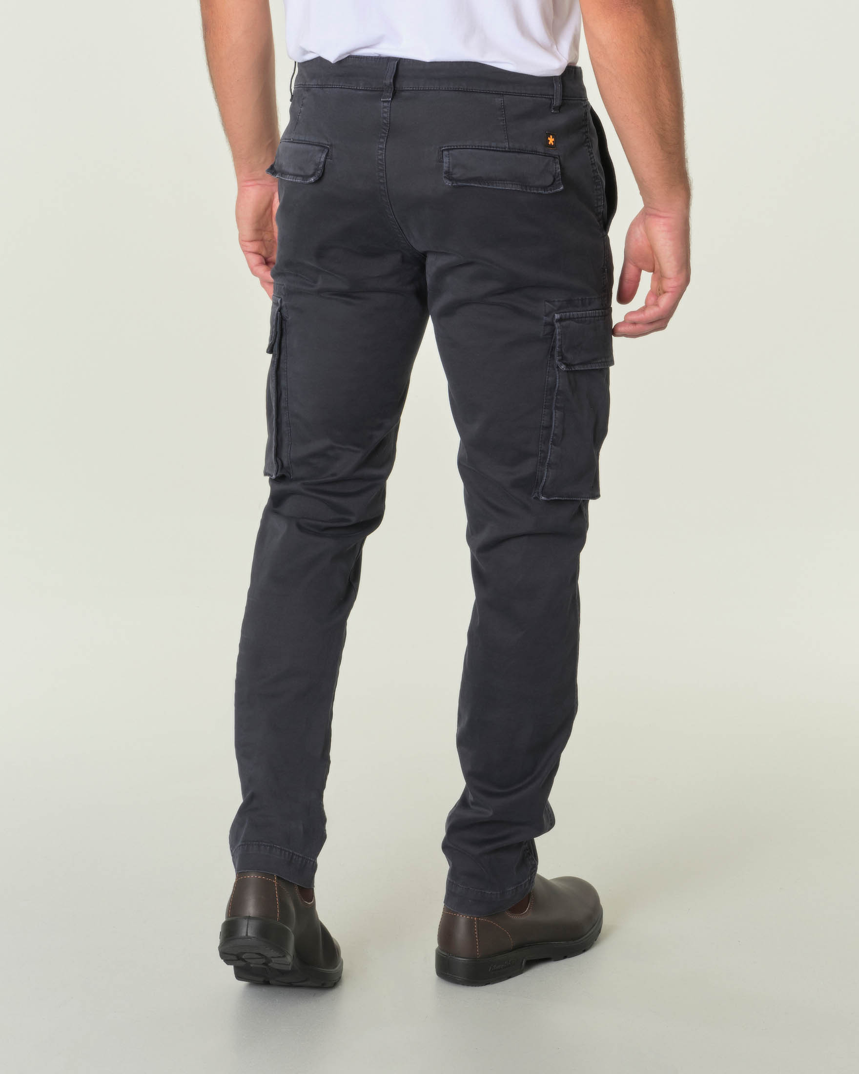 Pantalone cargo blu in gabardina di cotone stretch