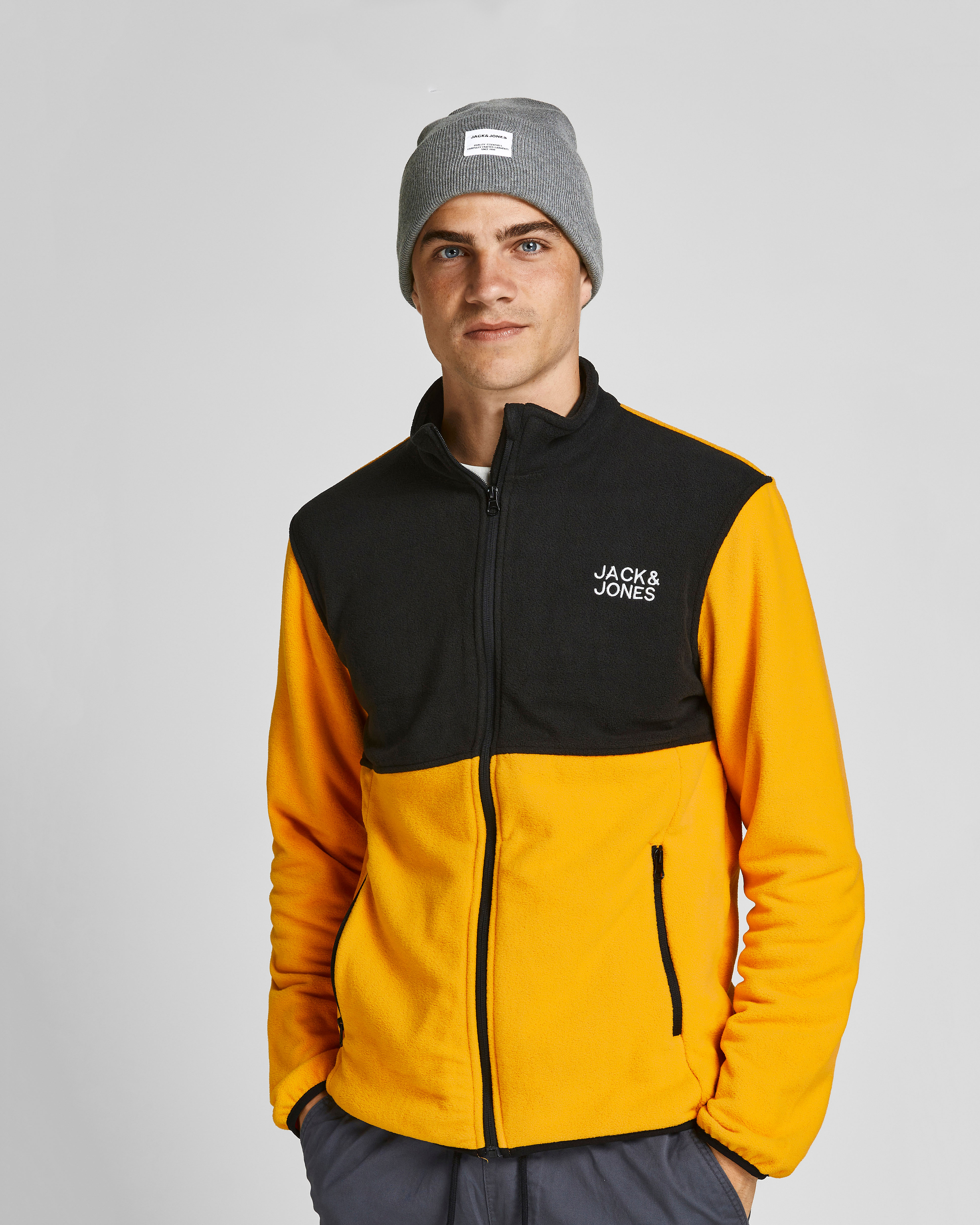 Berretto grigio in maglia con risvolto e patch porta logo ricamato