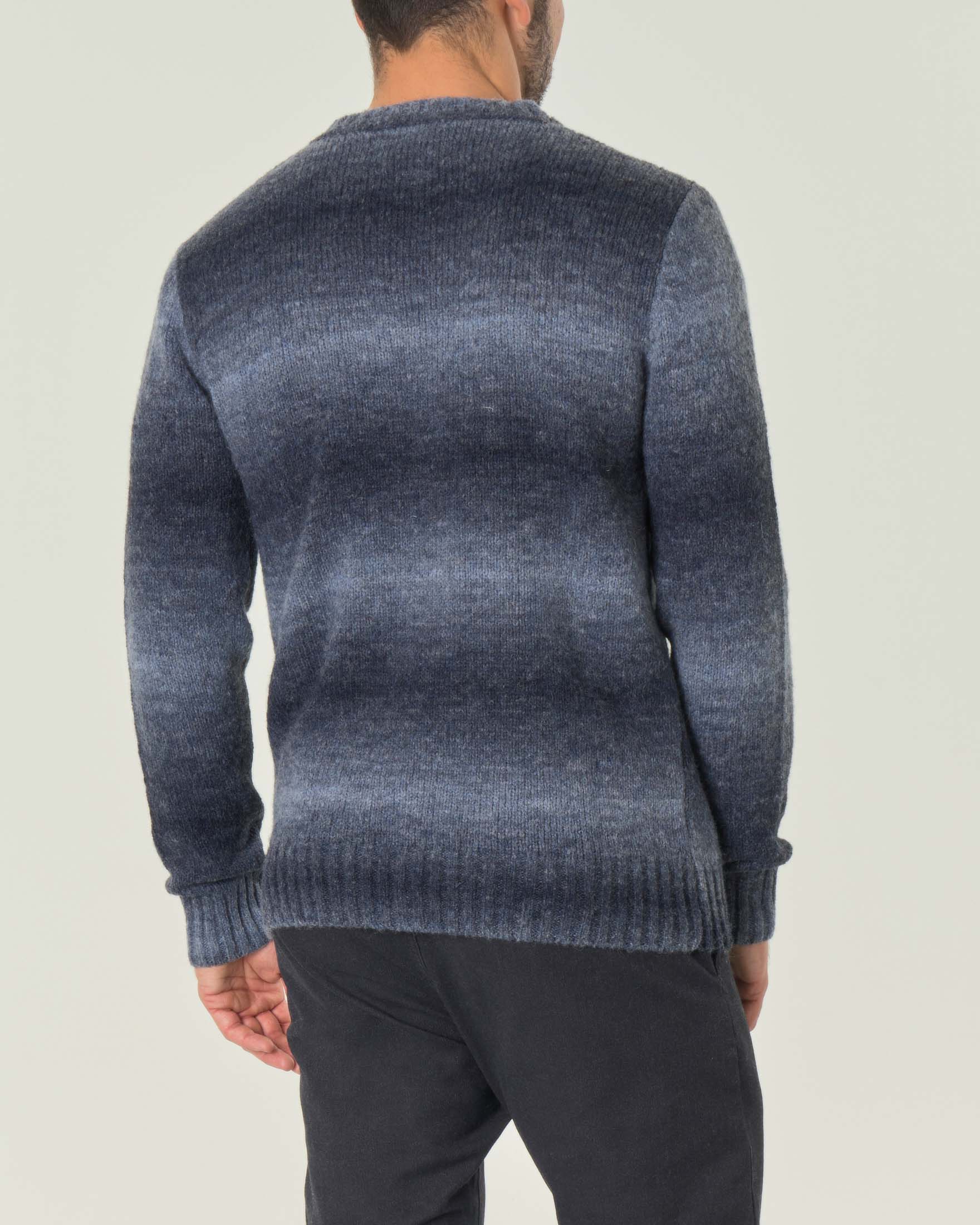 Maglione blu e celeste sfumato in misto lana con lavorazione a trecce Maglione blu e celeste sfumato in misto lana con lavorazione a trecce
