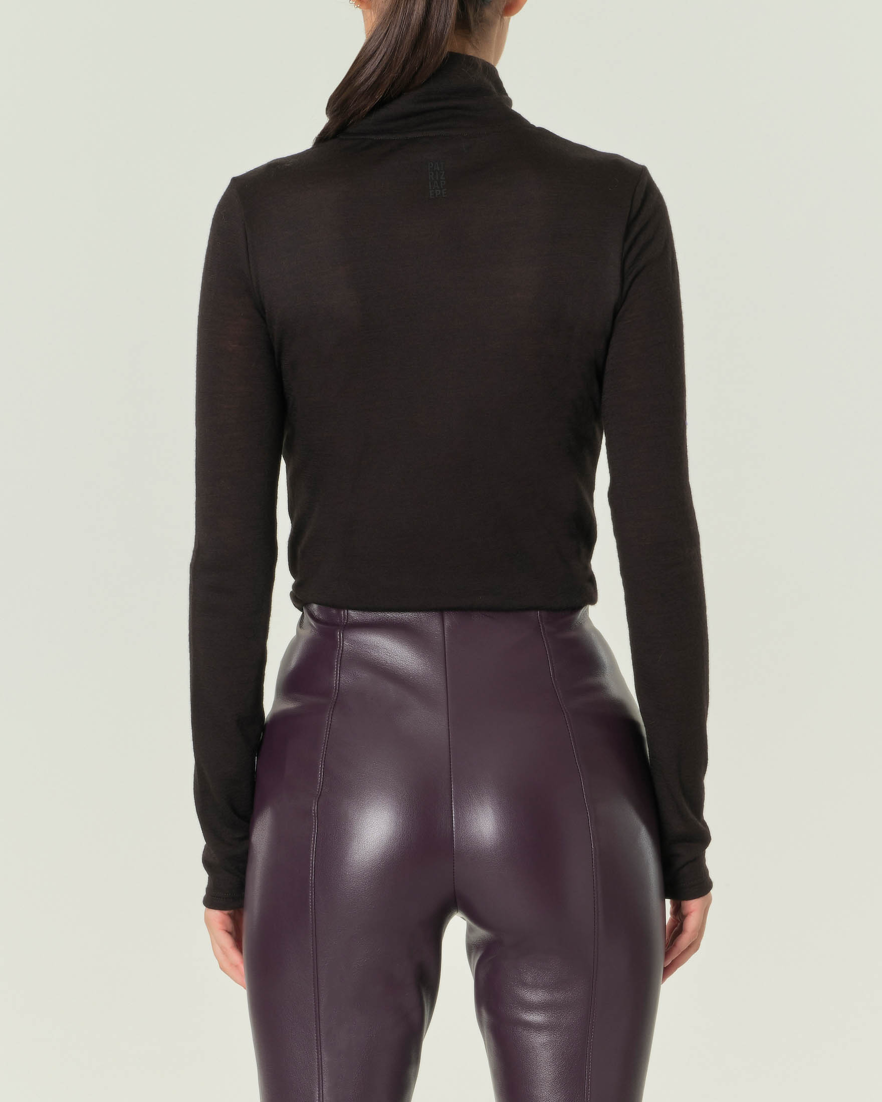 Maglia a collo alto nero aderente in misto lana