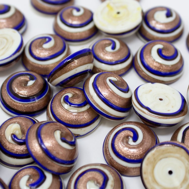 Perla di Murano Ø20 mm con disegno a spirale colore bianco in pasta con ...