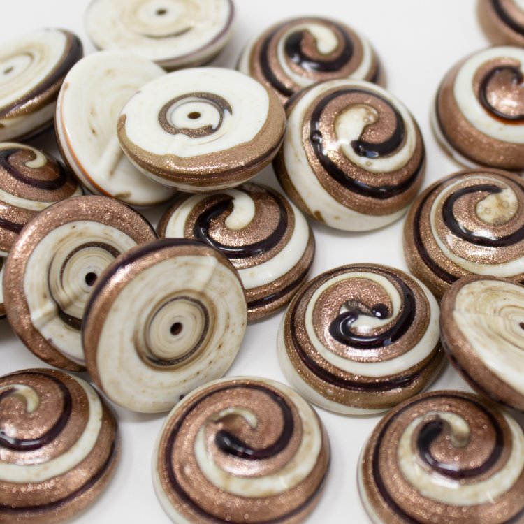 Perla di Murano Ø20 mm con disegno a spirale colore bianco in pasta con ...