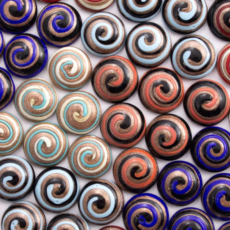 Perla di Murano Ø23 mm con disegno a spirale colore bianco in pasta con ...
