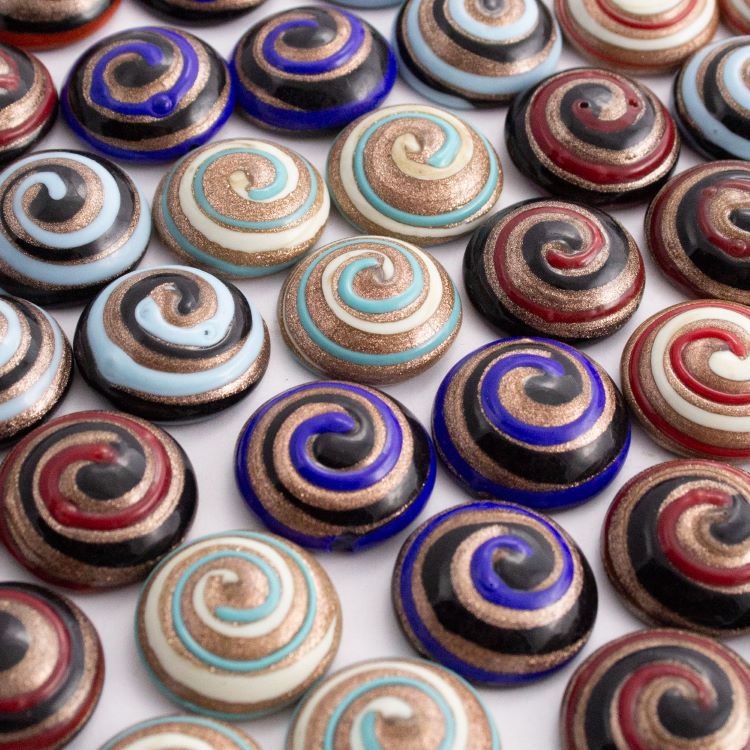 Perla di Murano Ø20 mm con disegno a spirale colore bianco in pasta con ...