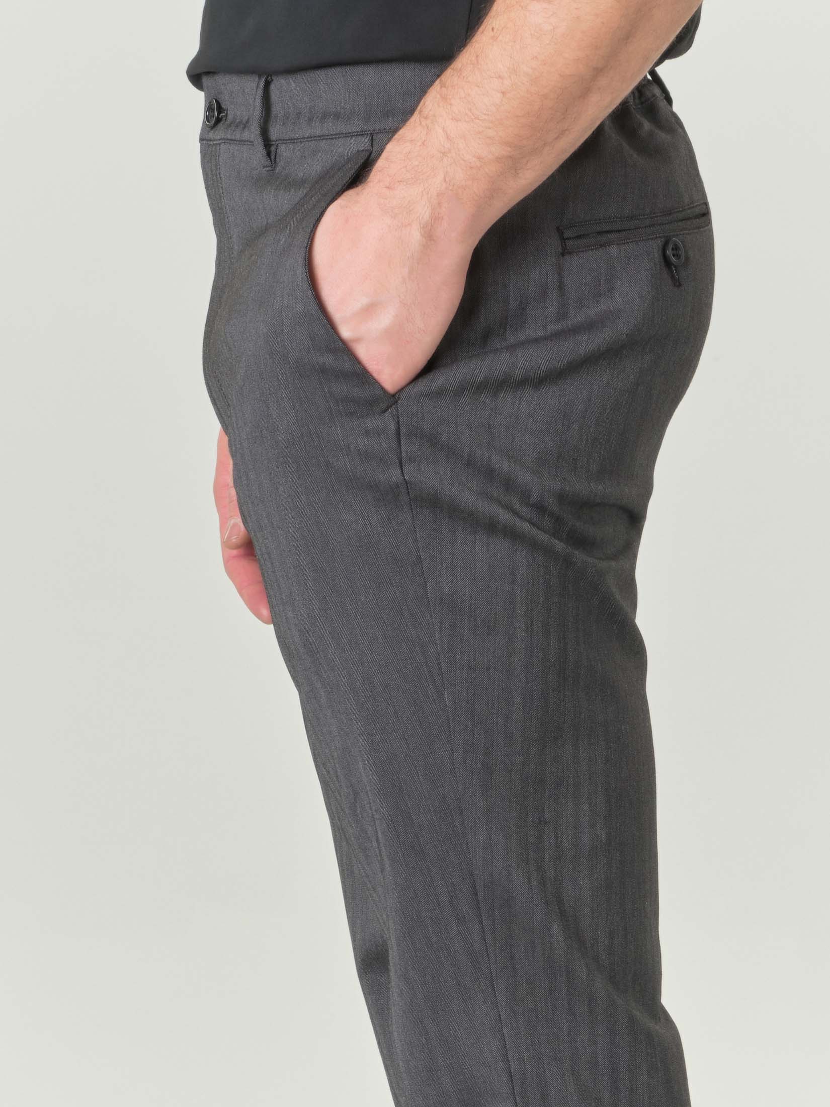 Pantaloni grigi in tela di lana con fantasia spinata a righe