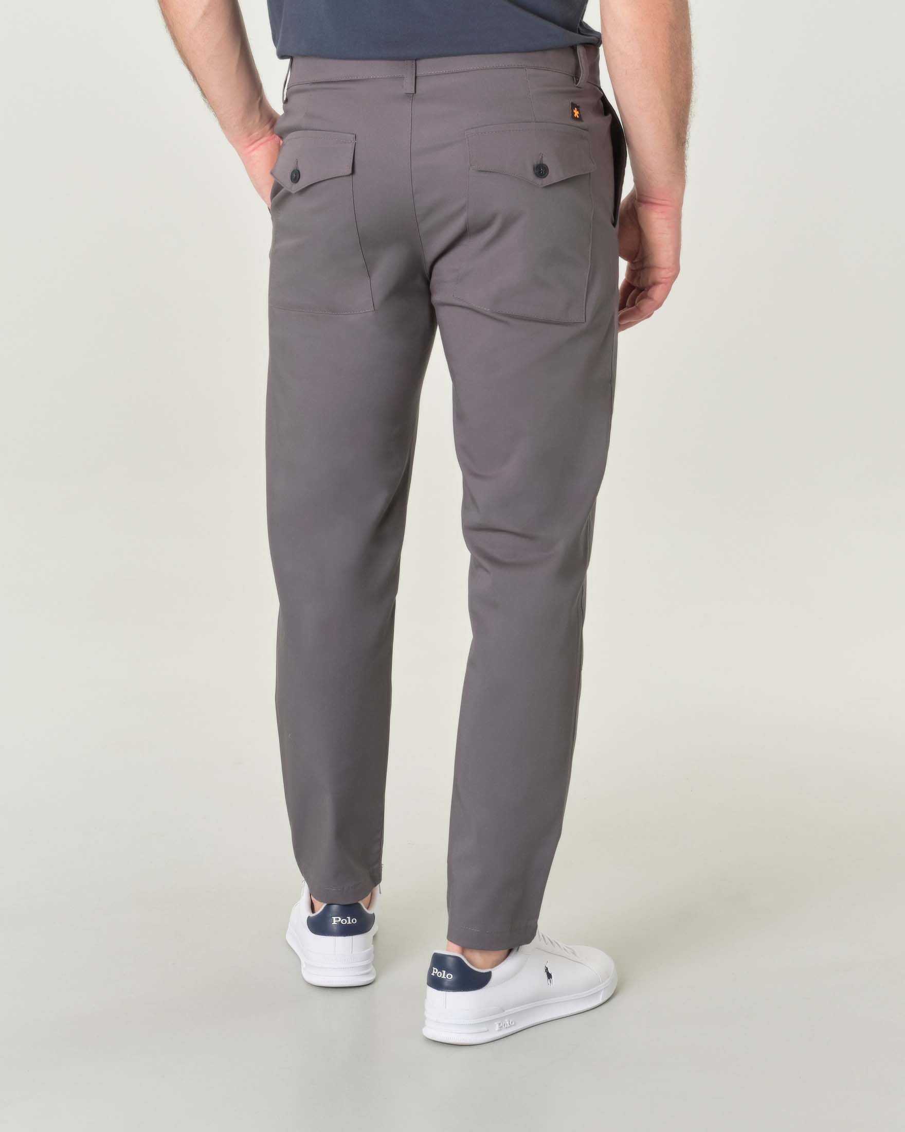 Pantalone color piombo in cotone stretch con maxi tasche sul retro