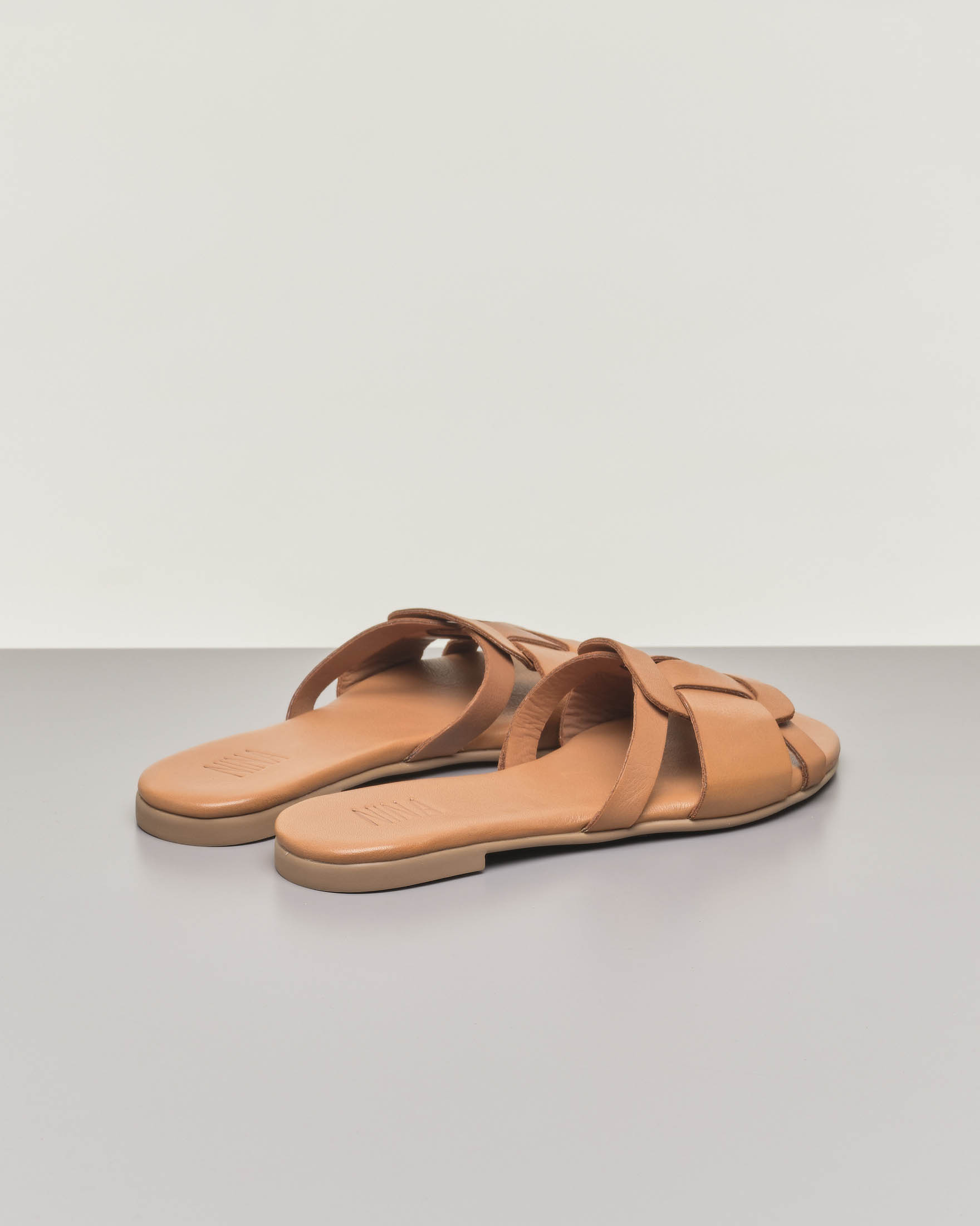 Ciabattina in pelle color cuoio con fascetta a fibbia incrociata