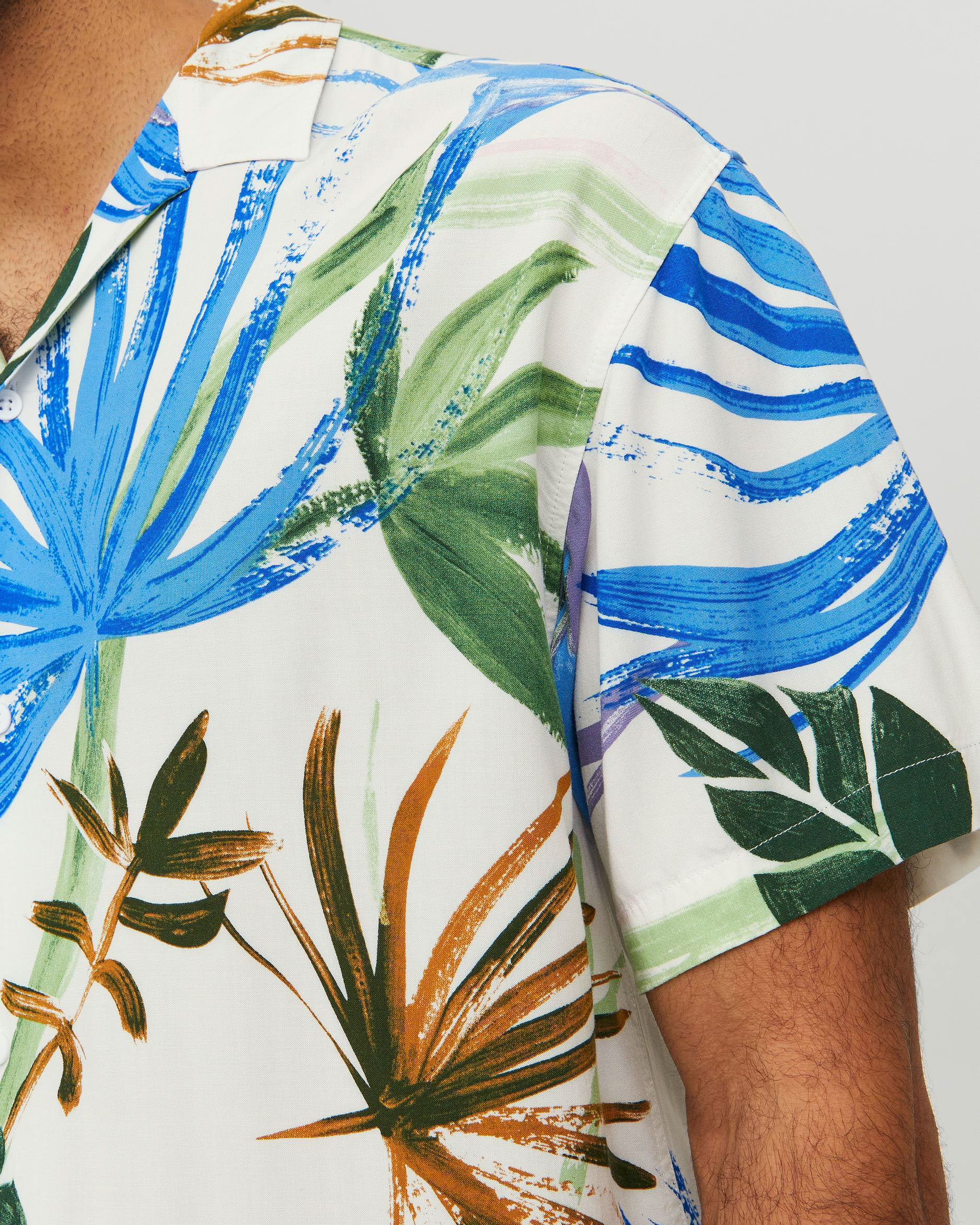 Camicia bianca mezza manica in pura viscosa con fantasia piante multicolor