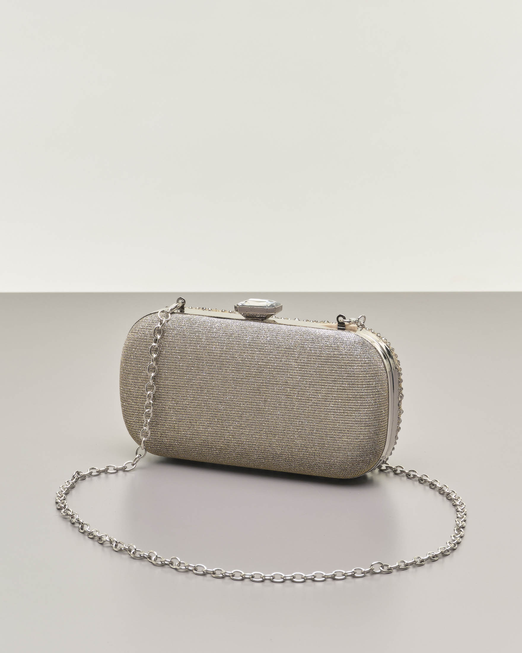 Clutch rigida grigia a forma ovale in lurex con strass tono su tono ...