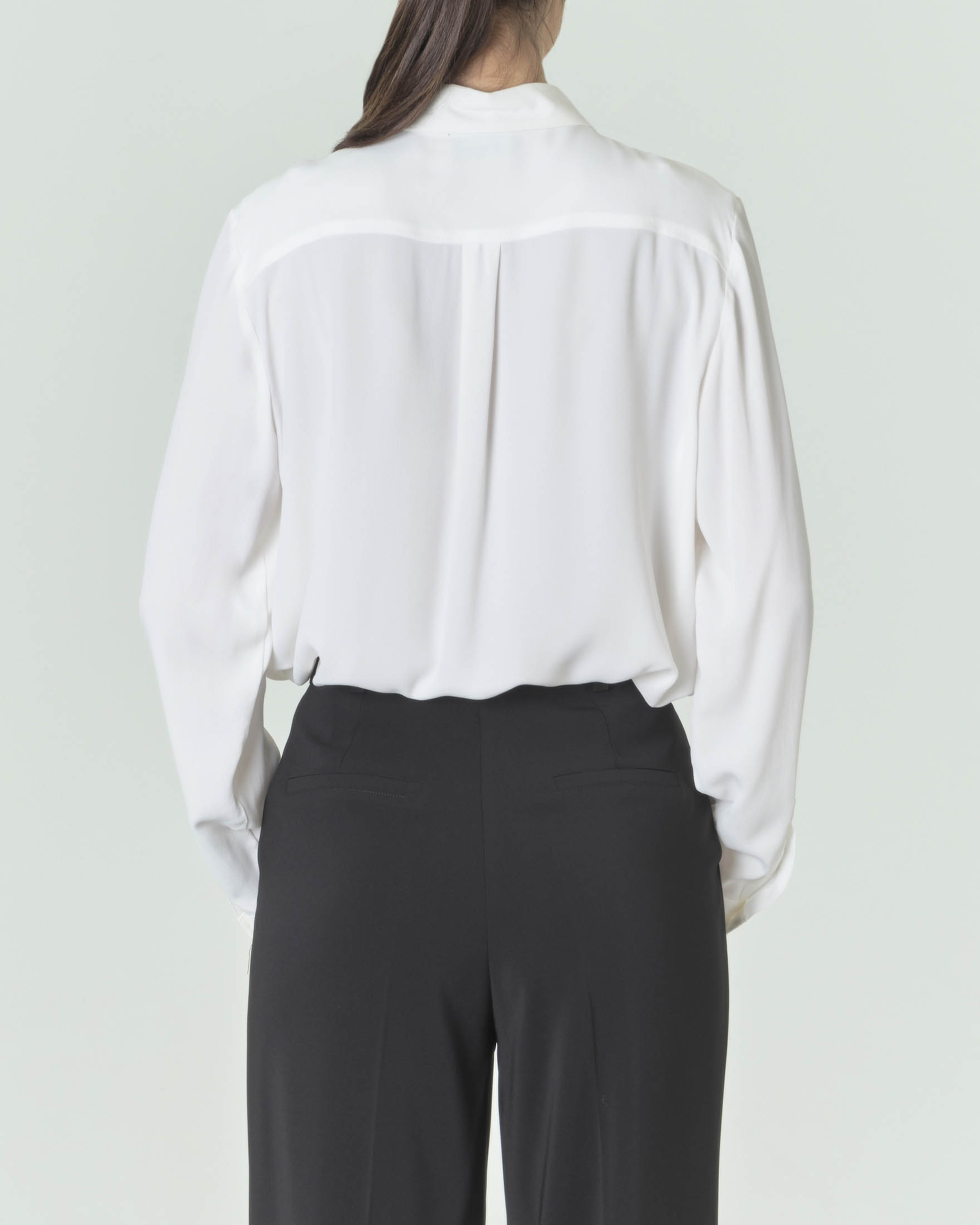 Camicia bianca in crêpe de Chine di misto seta con colletto classico e ...