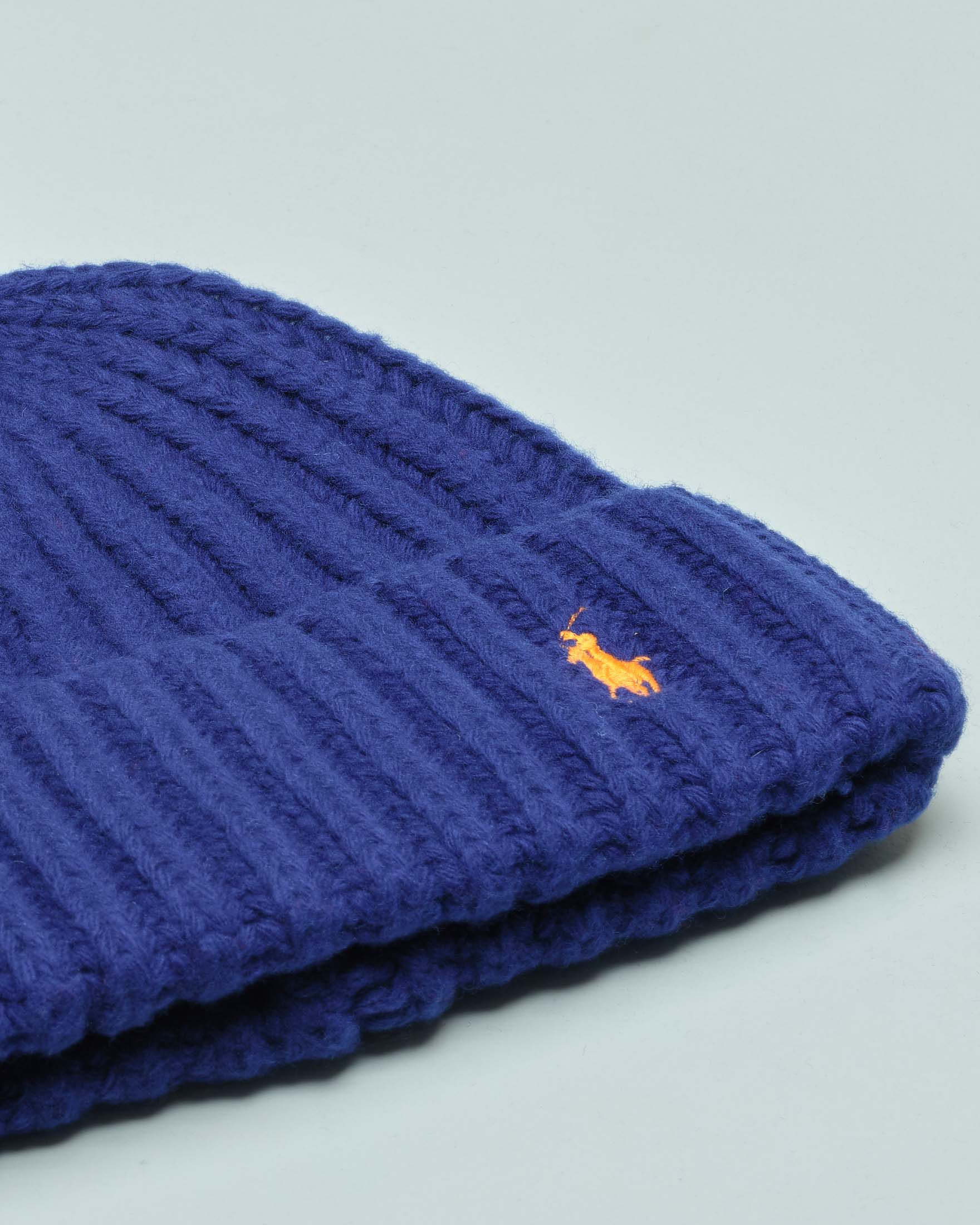 Berretto blu a coste in misto lana con pompon e logo ricamato a ...