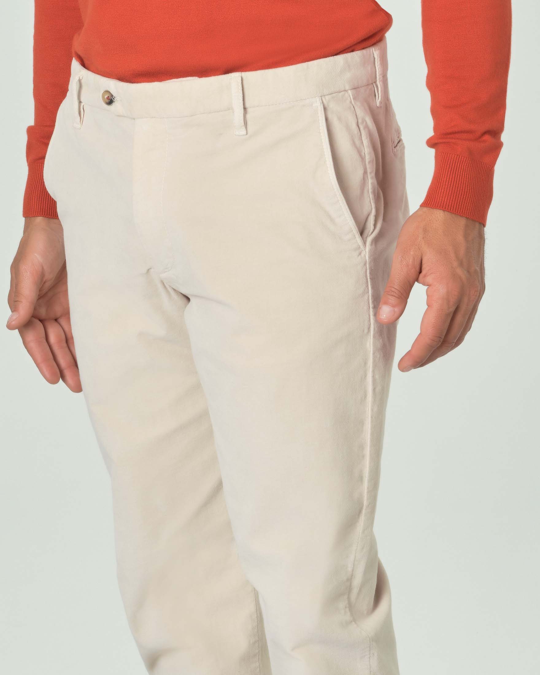 Pantalone chino color panna in velluto micro armatura