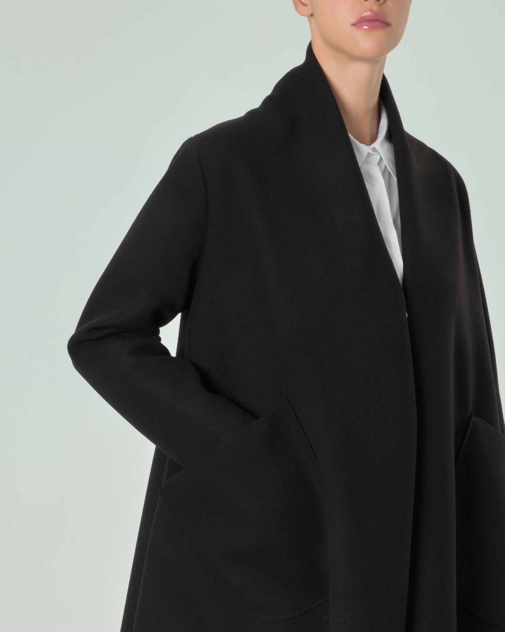 Caban nero in panno dalla linea ampia svasata al fondo con collo alto ...