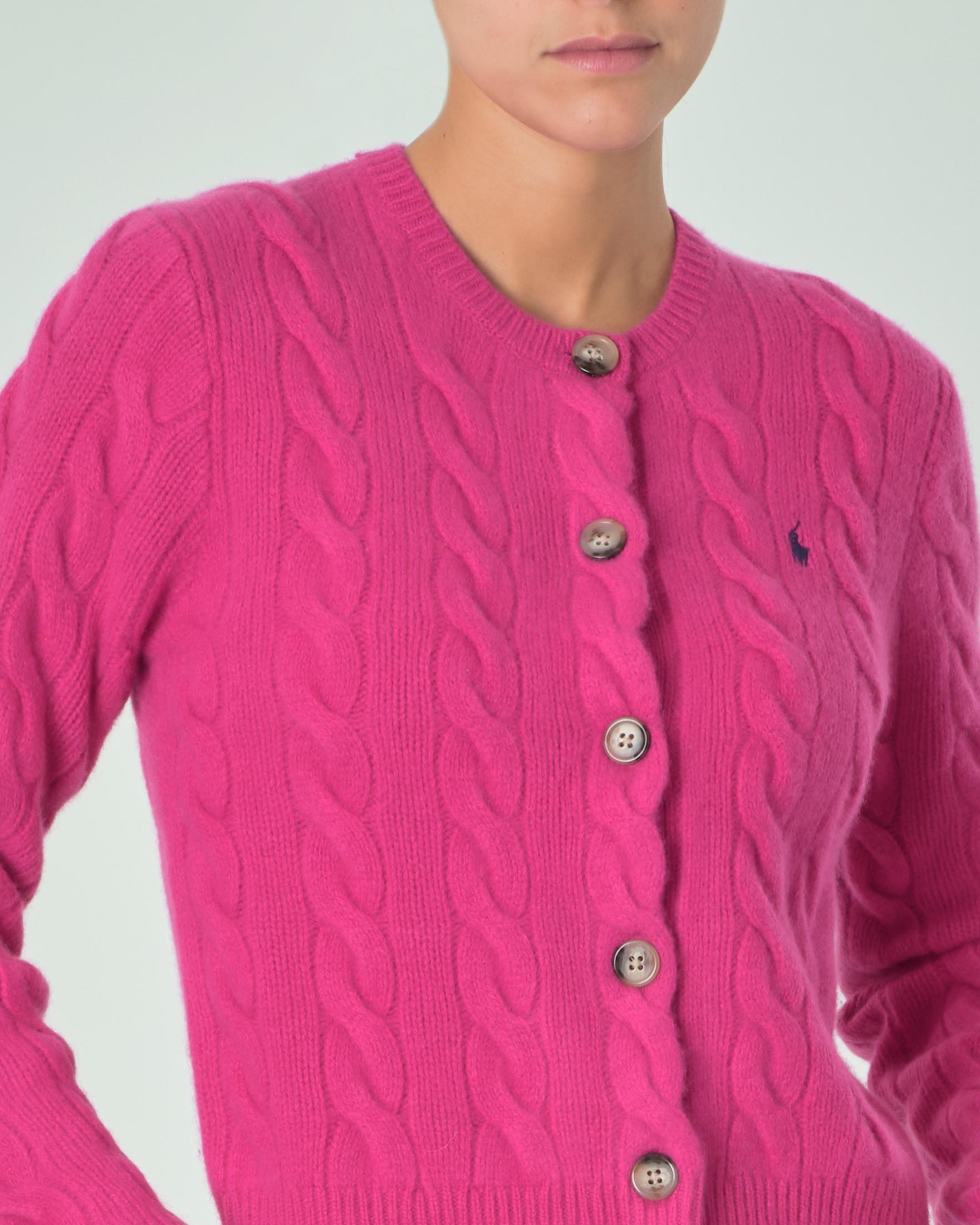Cardigan fucsia in lana e cashmere lavorato a trecce con scollo a giro