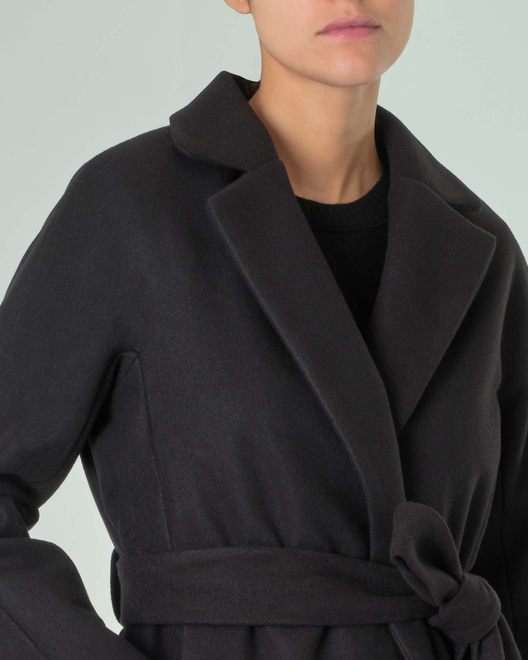 Cappotto nero in panno con cintura in vita e scollo a rever