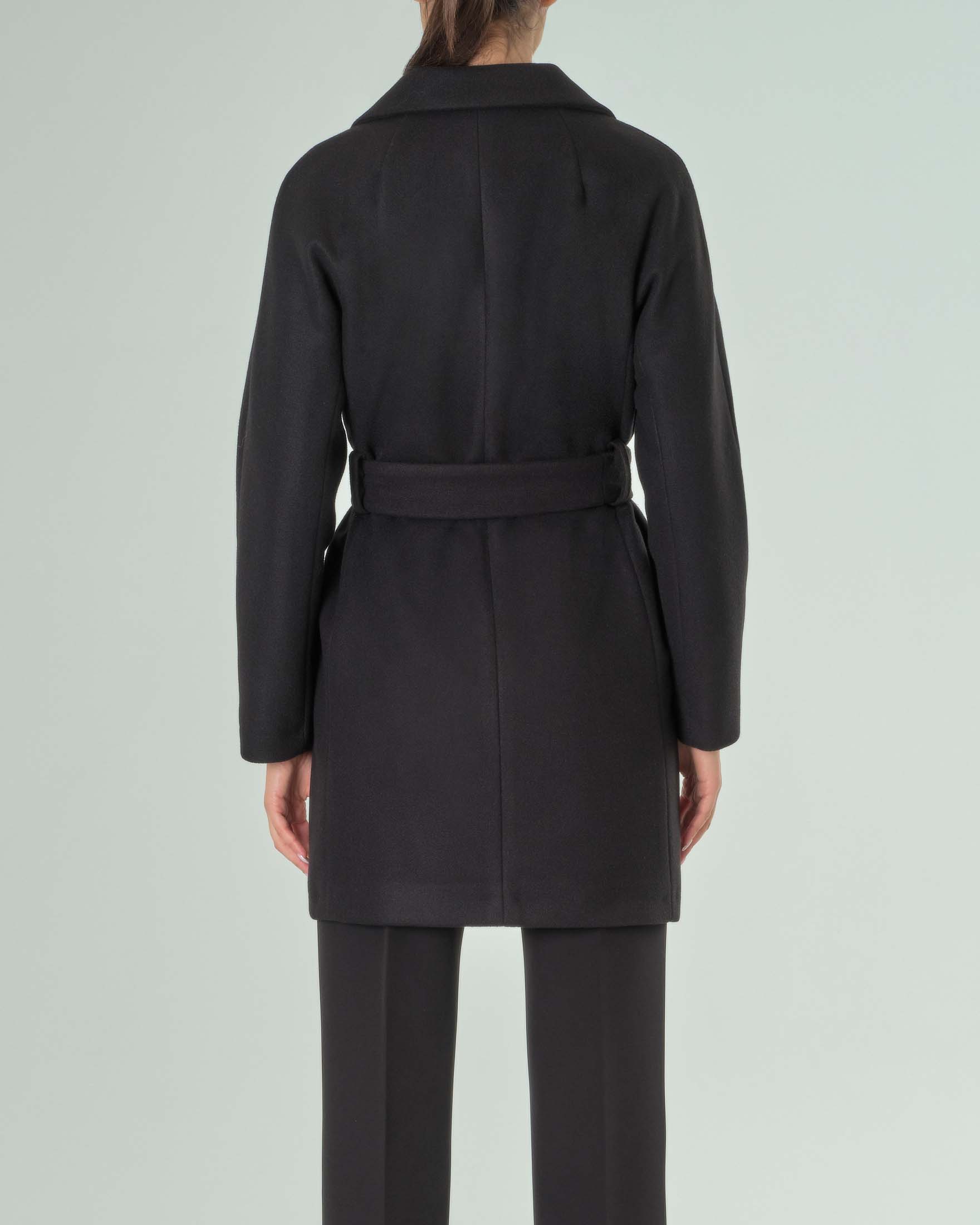 Cappotto nero in panno con cintura in vita e scollo a rever