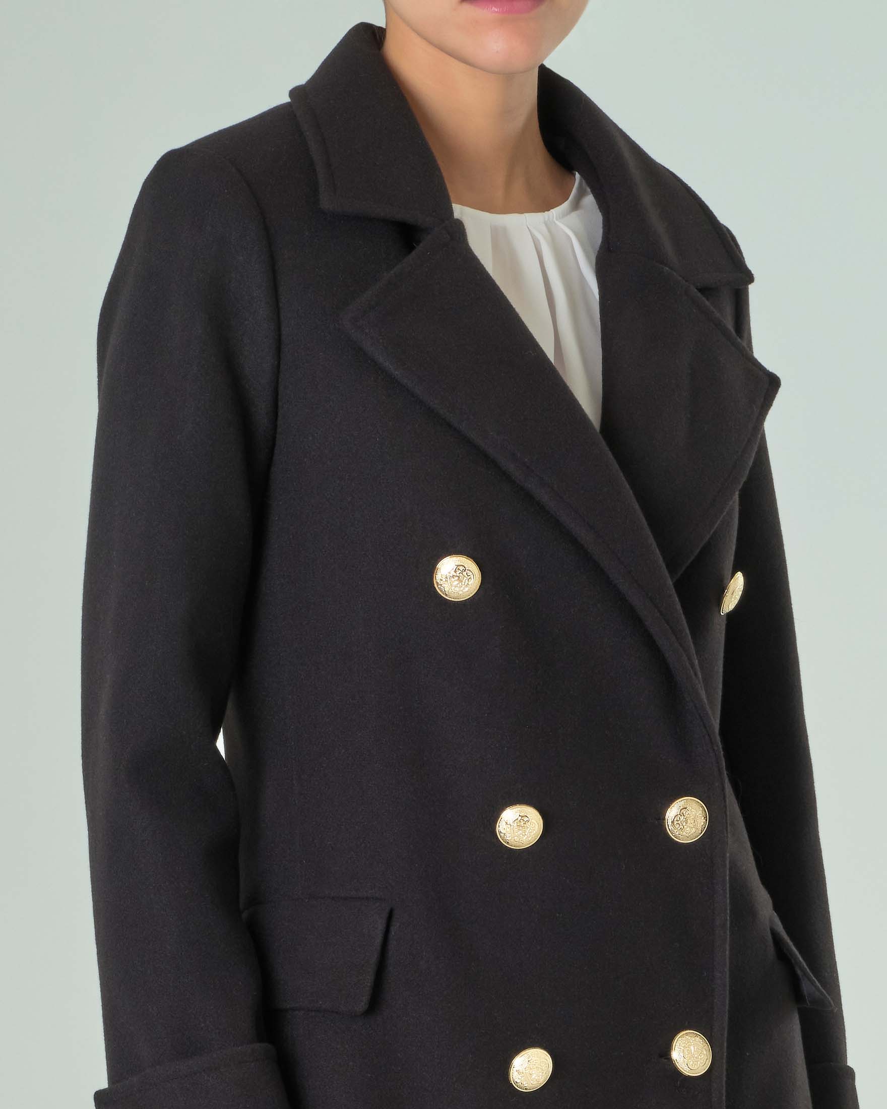 Cappotto doppiopetto nero in panno con bottoni dorati e scollo a rever