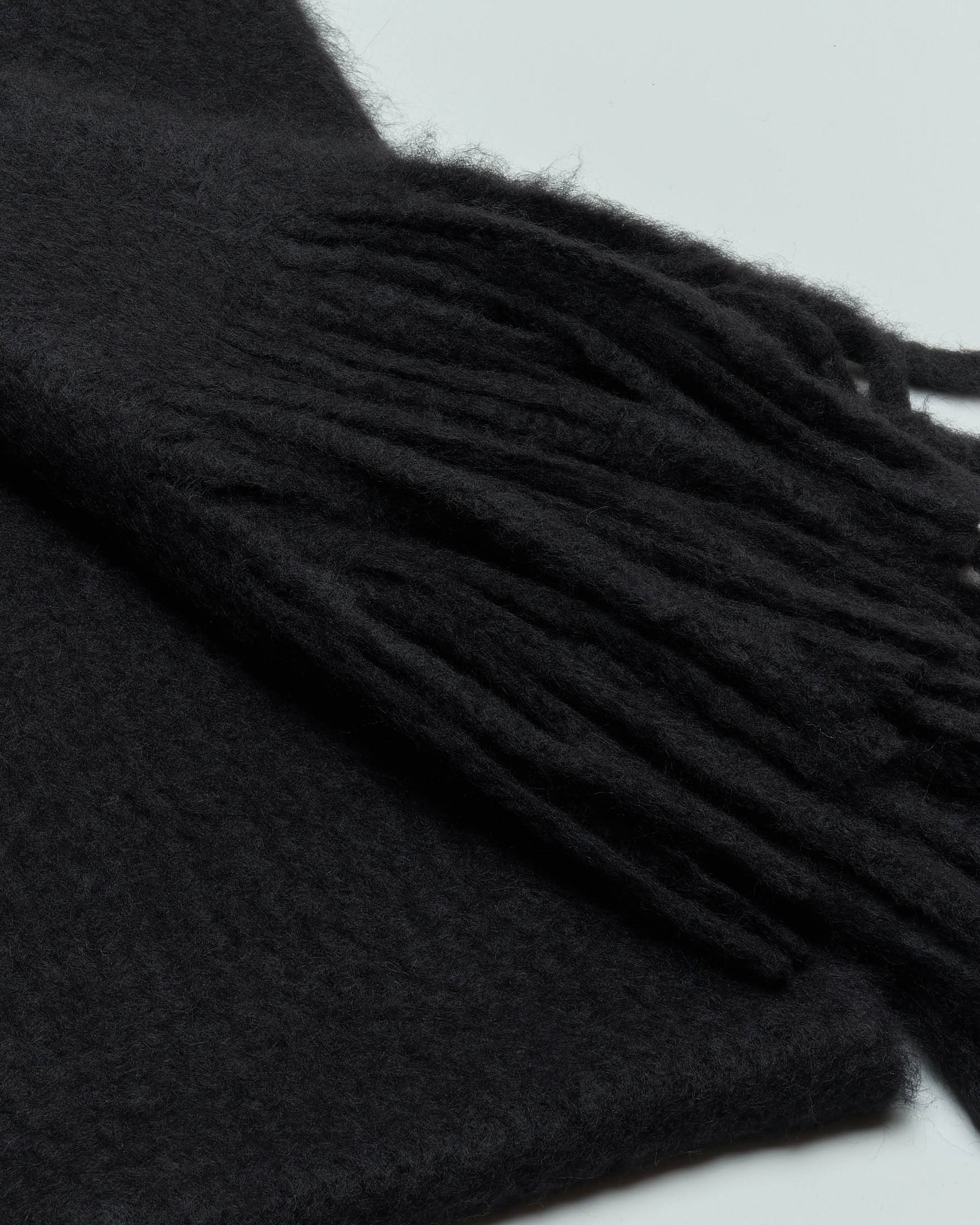 Sciarpa nera in lana e viscosa con frange lungo al fondo