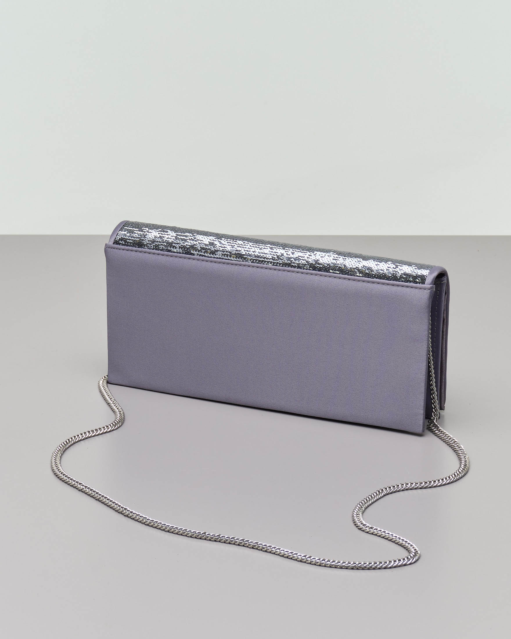 Pochette color peltro in raso con paillettes tono su tono applicato ...