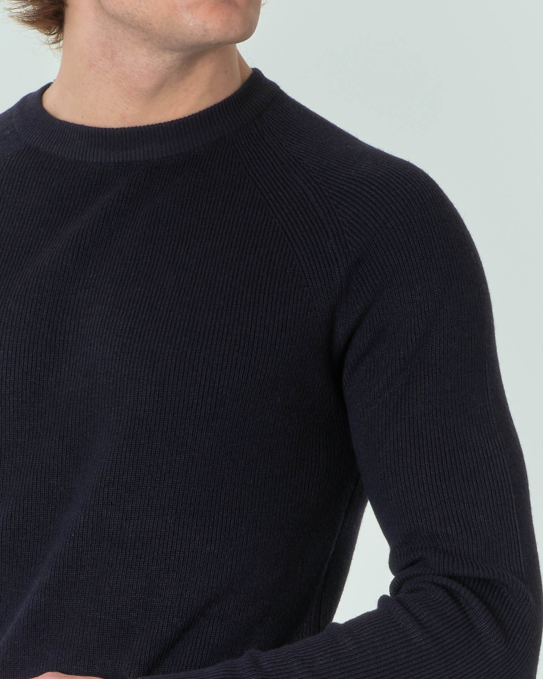 Maglia blu girocollo in misto lana a coste con maniche raglan
