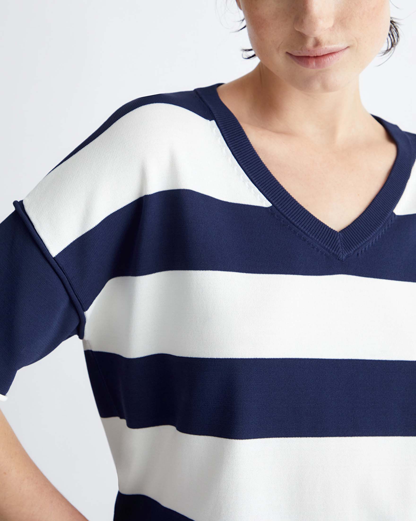 Maglia blu a righe bianche in misto viscosa con scollo a V e scritta ...