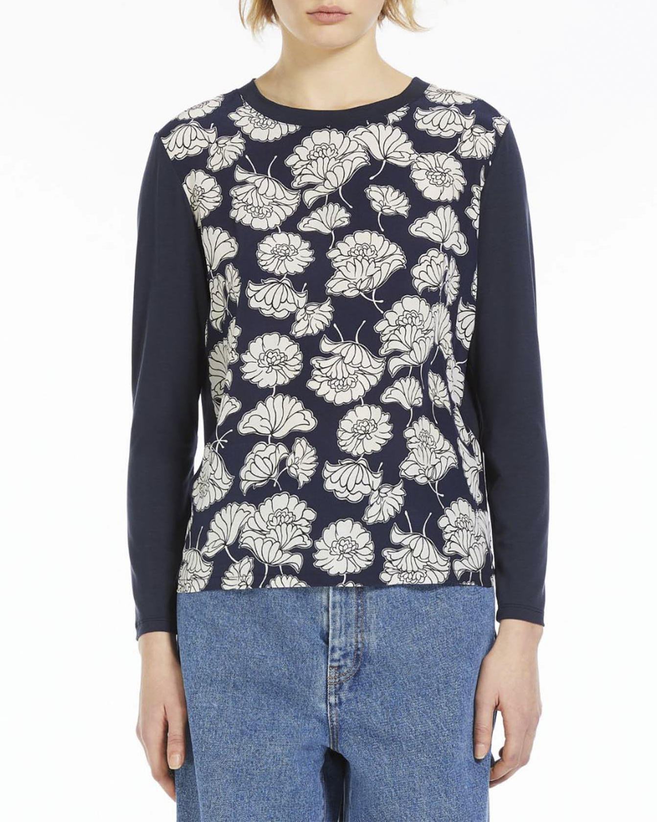 T-shirt in seta blu a fantasia fiori bianchi con maniche lunghe e retro ...