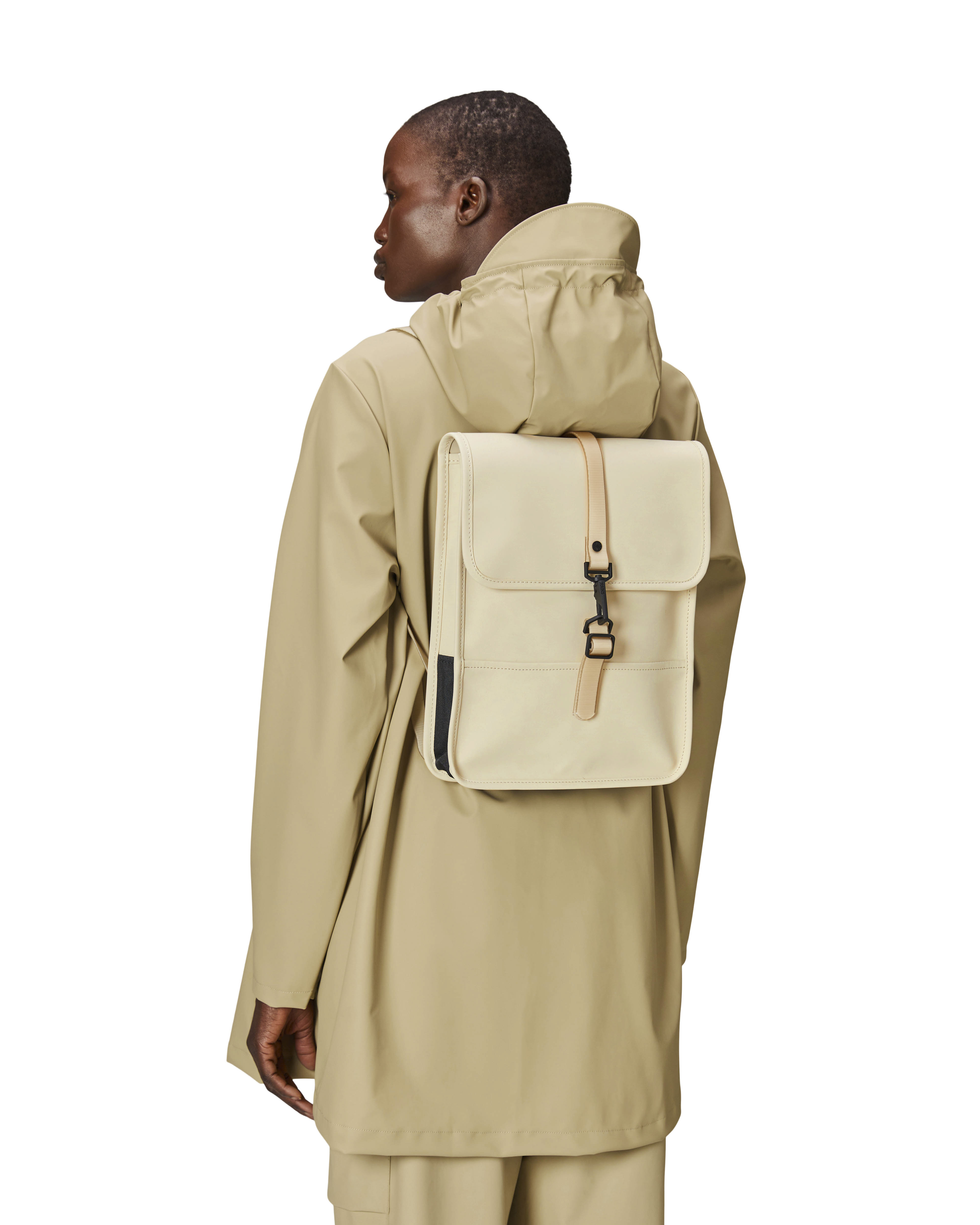 Backpack Micro beige chiaro dalla linea rettangolare con tasca frontale ...