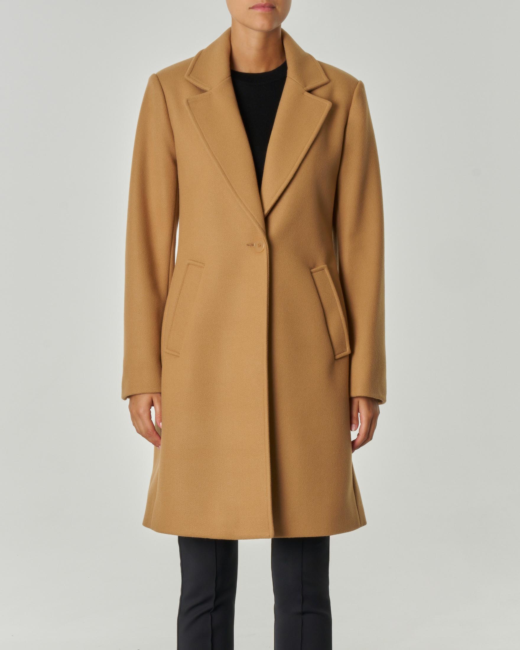 Cappotto color cammello in panno dal taglio maschile con chiusura ...