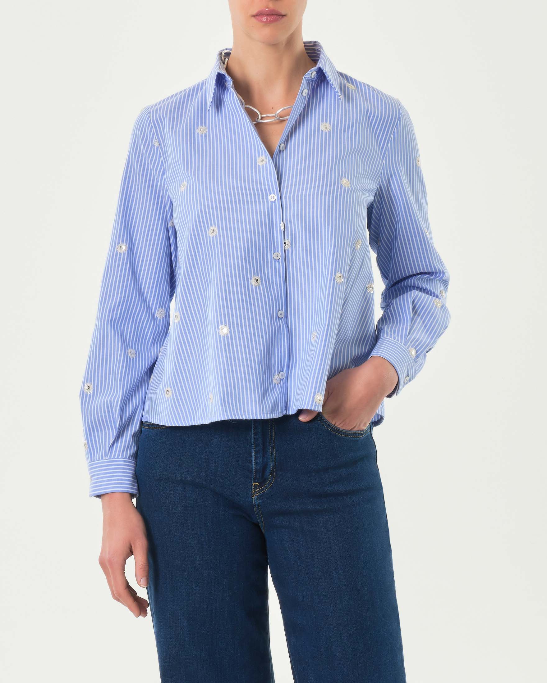 Camicia azzura a righe bianche in tela boxy-fit con ricami in ...