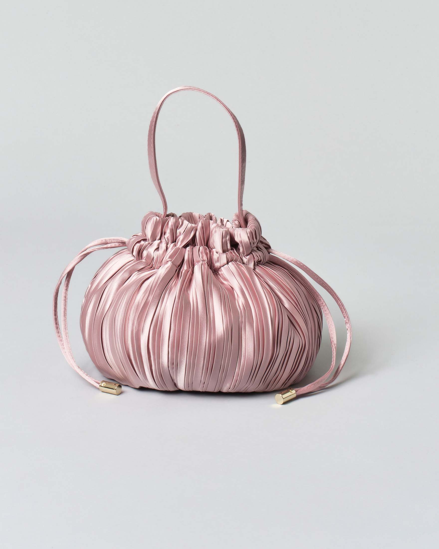Borsa a secchiello rosa Anna Cecere in raso plissè con chiusura a coulisse